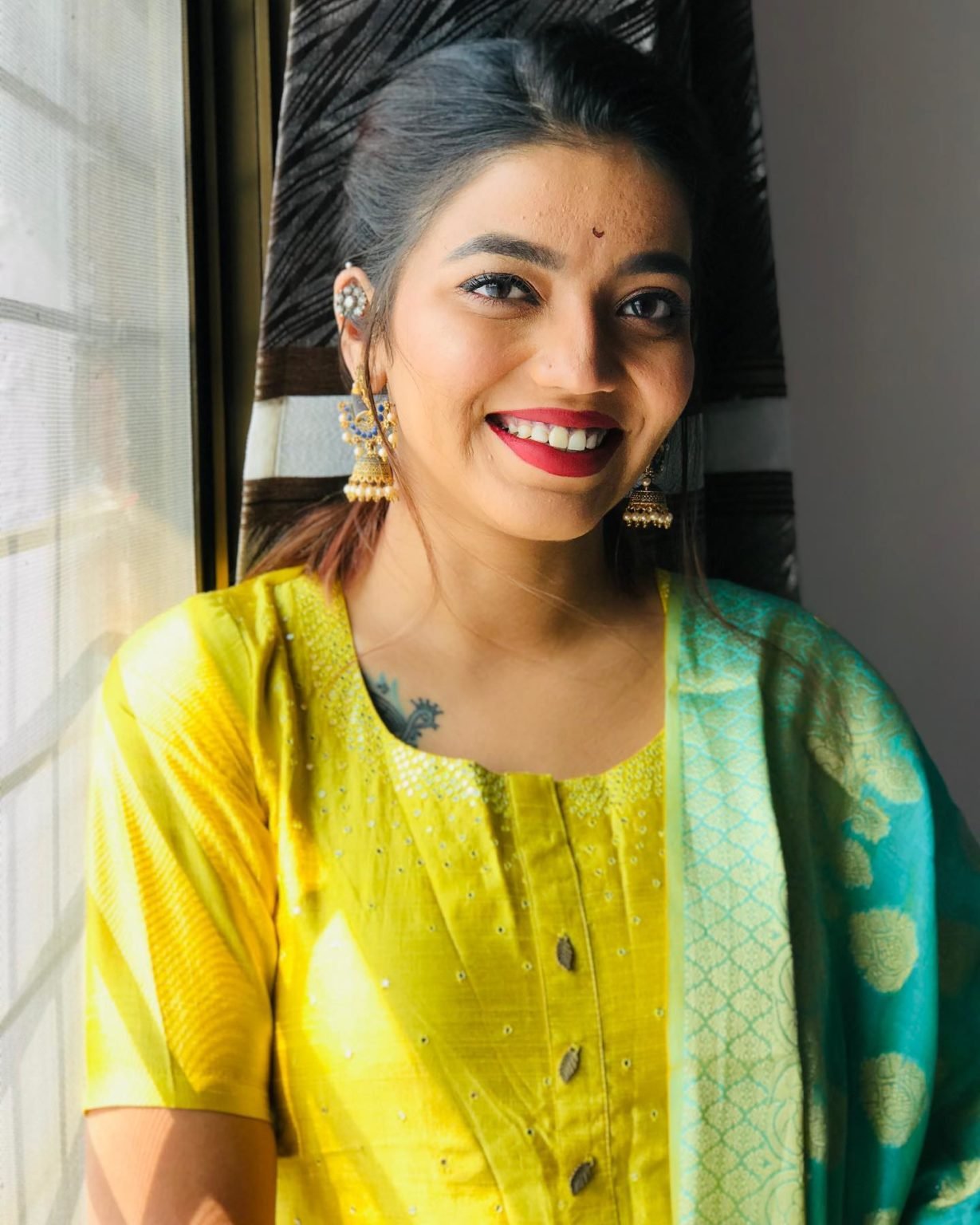 Juilee Joglekar Biography, Age, Family & Movies - MixIndia
