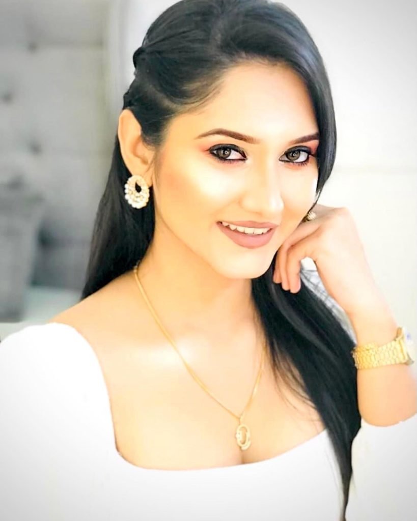 Amanda Jayarathna Biography, Age, Family & Movies - MixIndia