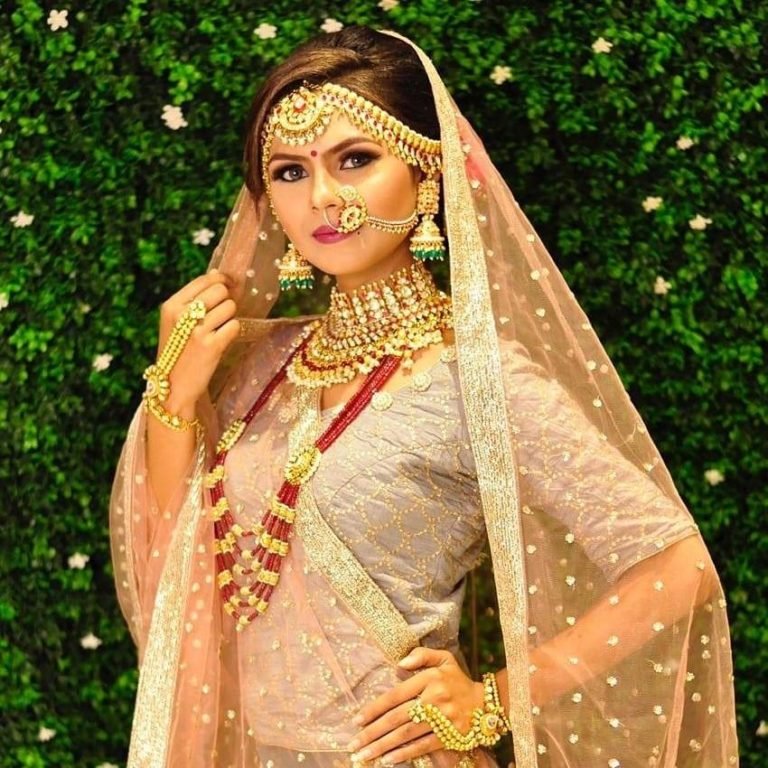 Arohi Barde (Ullu) Biography, Age, Family & Movies - MixIndia